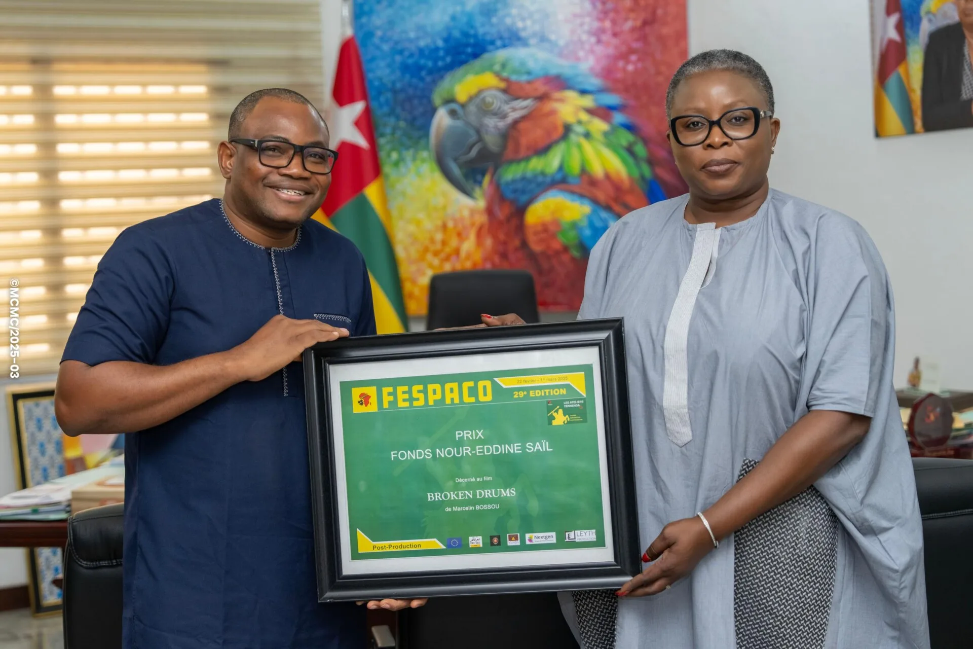 Marcelin Bossou honoré au FESPACO, présente son trophée au ministre ...